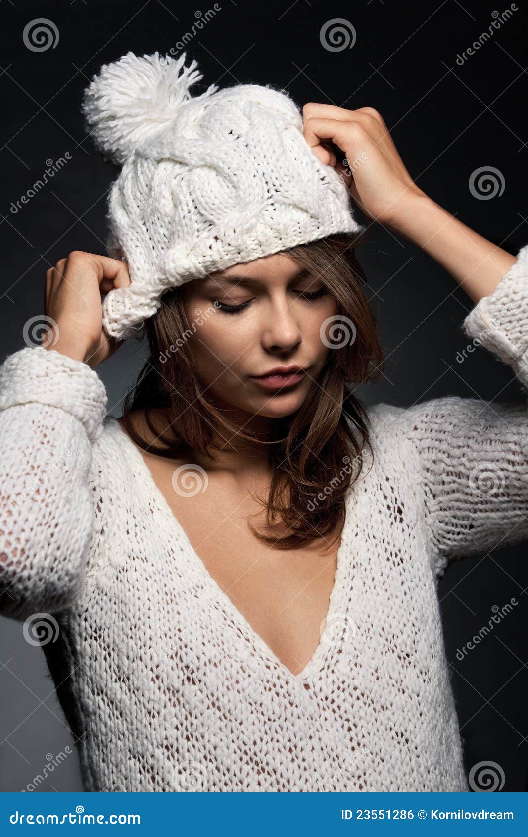 Fille Dans Les Laines Et Le Capuchon Blancs Photo stock - Image du ...