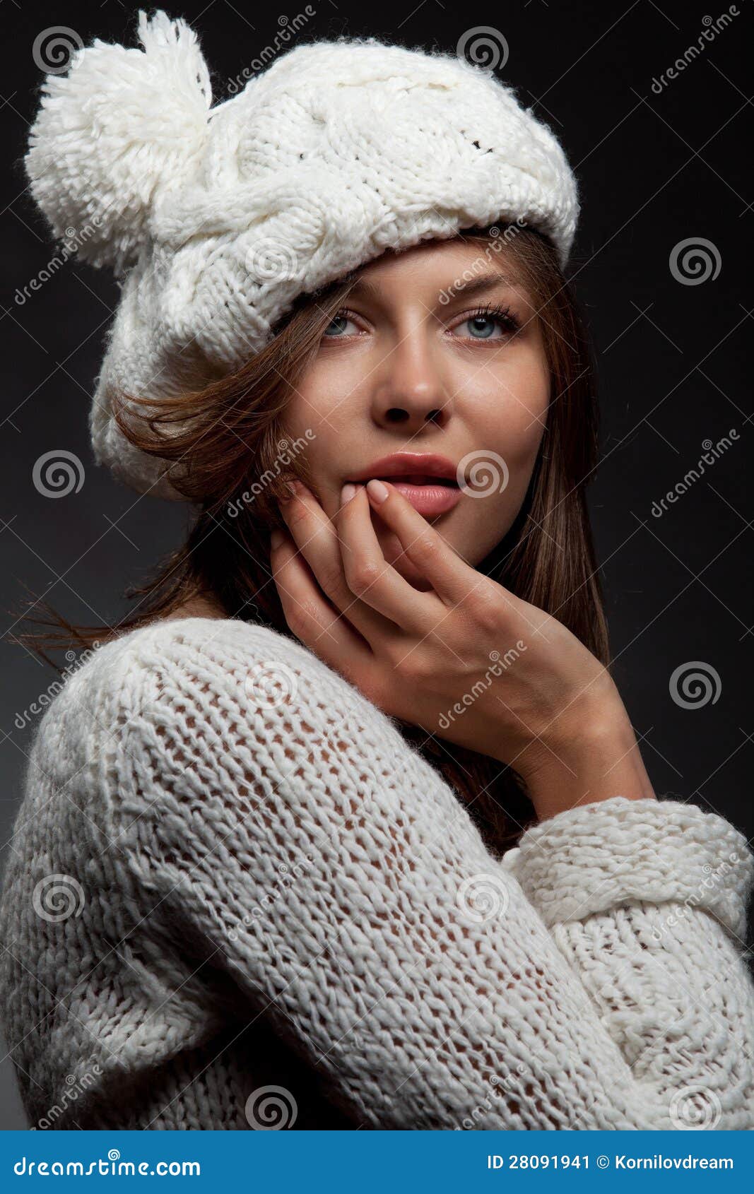 Fille Dans Les Laines Et Le Capuchon Blancs Image stock - Image du ...