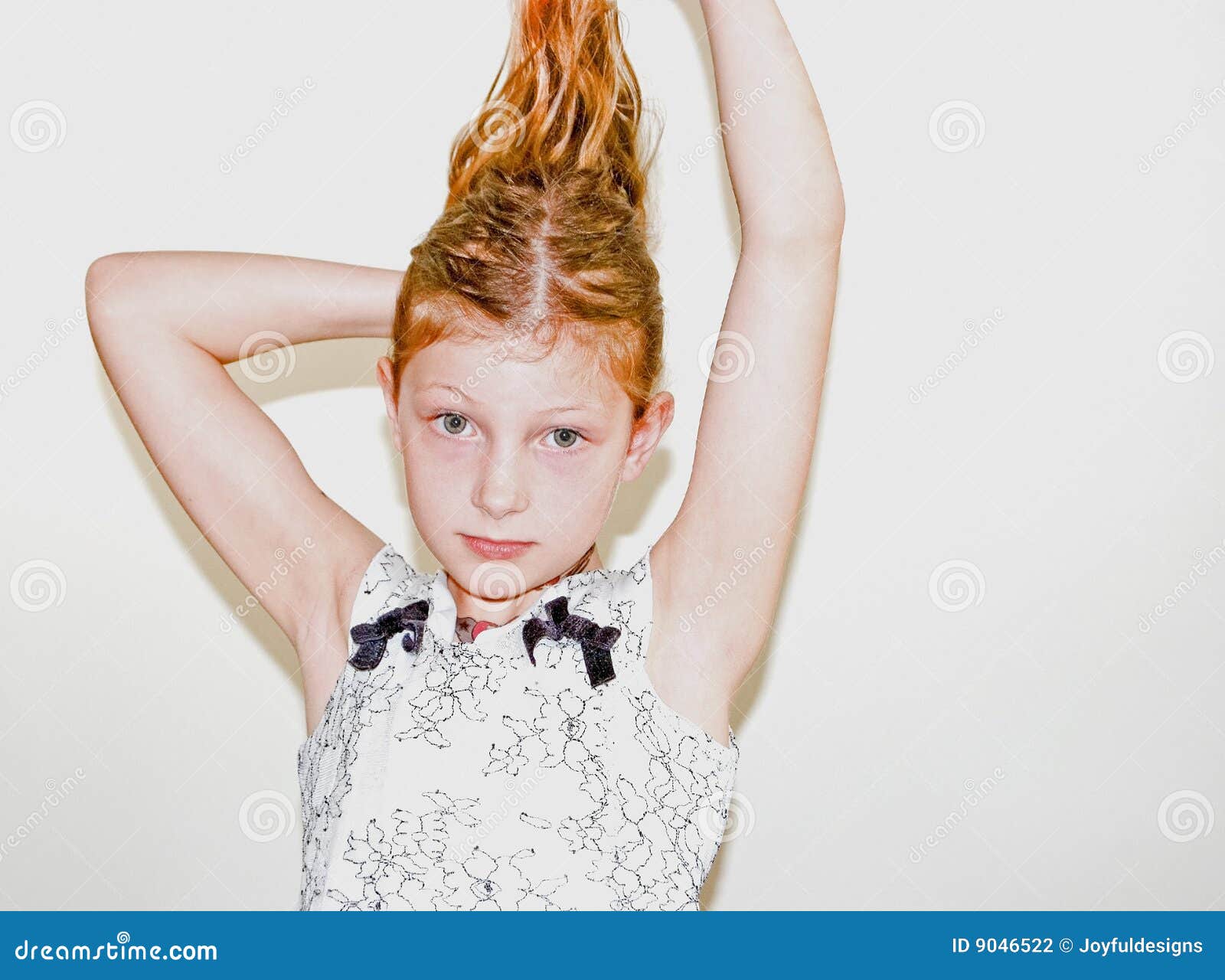 Fille De 8 Ans Jouant Avec Son Cheveu Photo stock - Image du horizontal ...