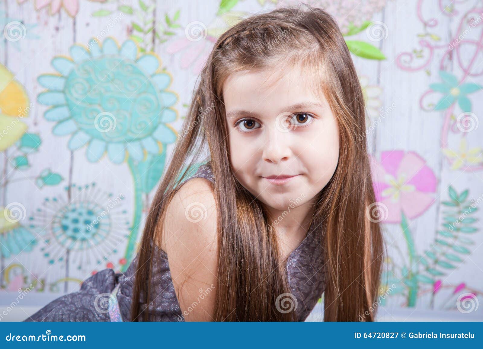 Fille de 8 ans image stock. Image du beau, fille, intérieur - 64720827