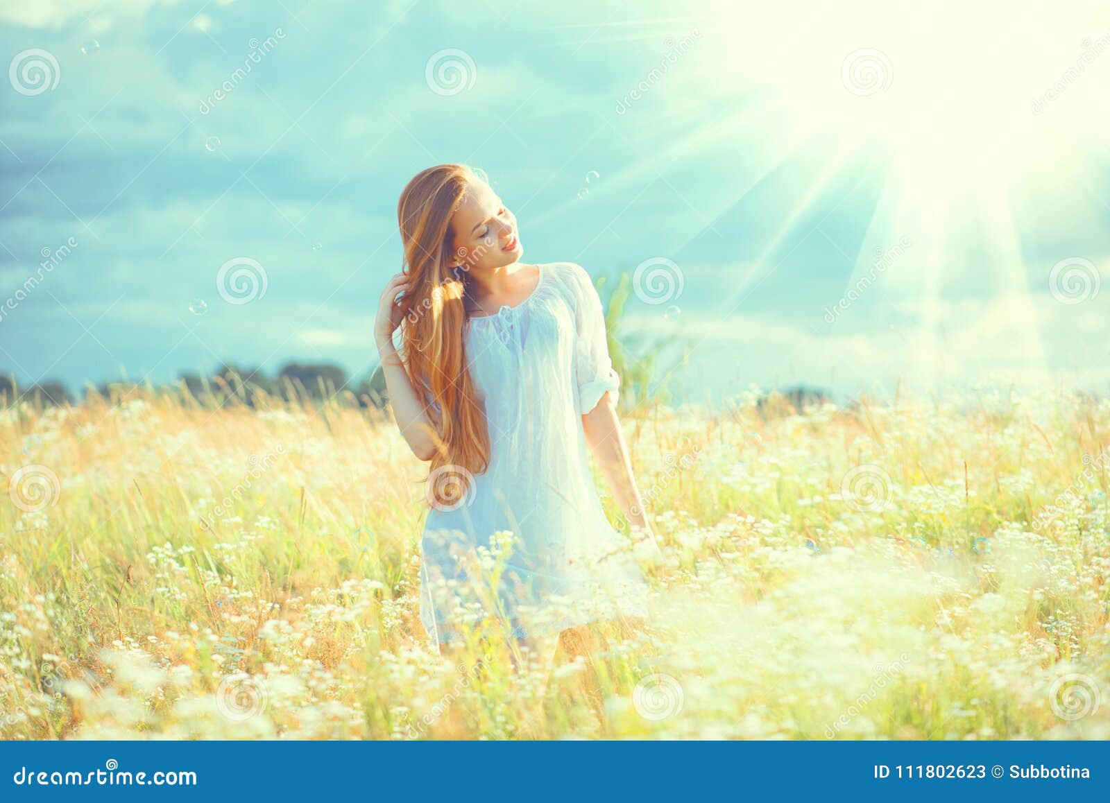 Fille De Beauté Appréciant Dehors La Nature Belle Fille Modèle