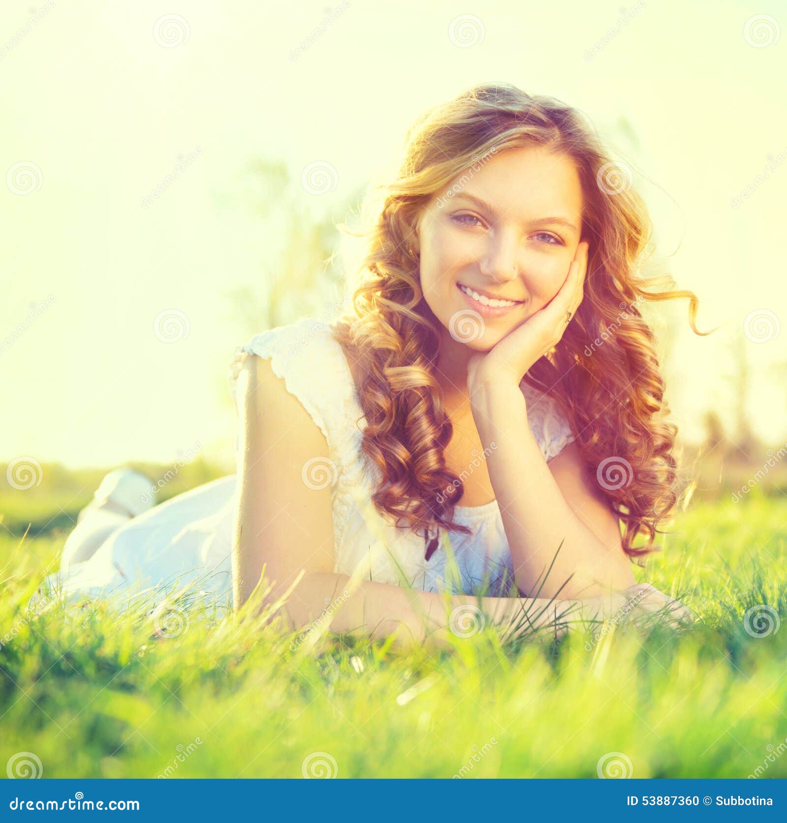 Fille De Beauté Se Trouvant Sur Le Champ Dété Photo Stock Image Du