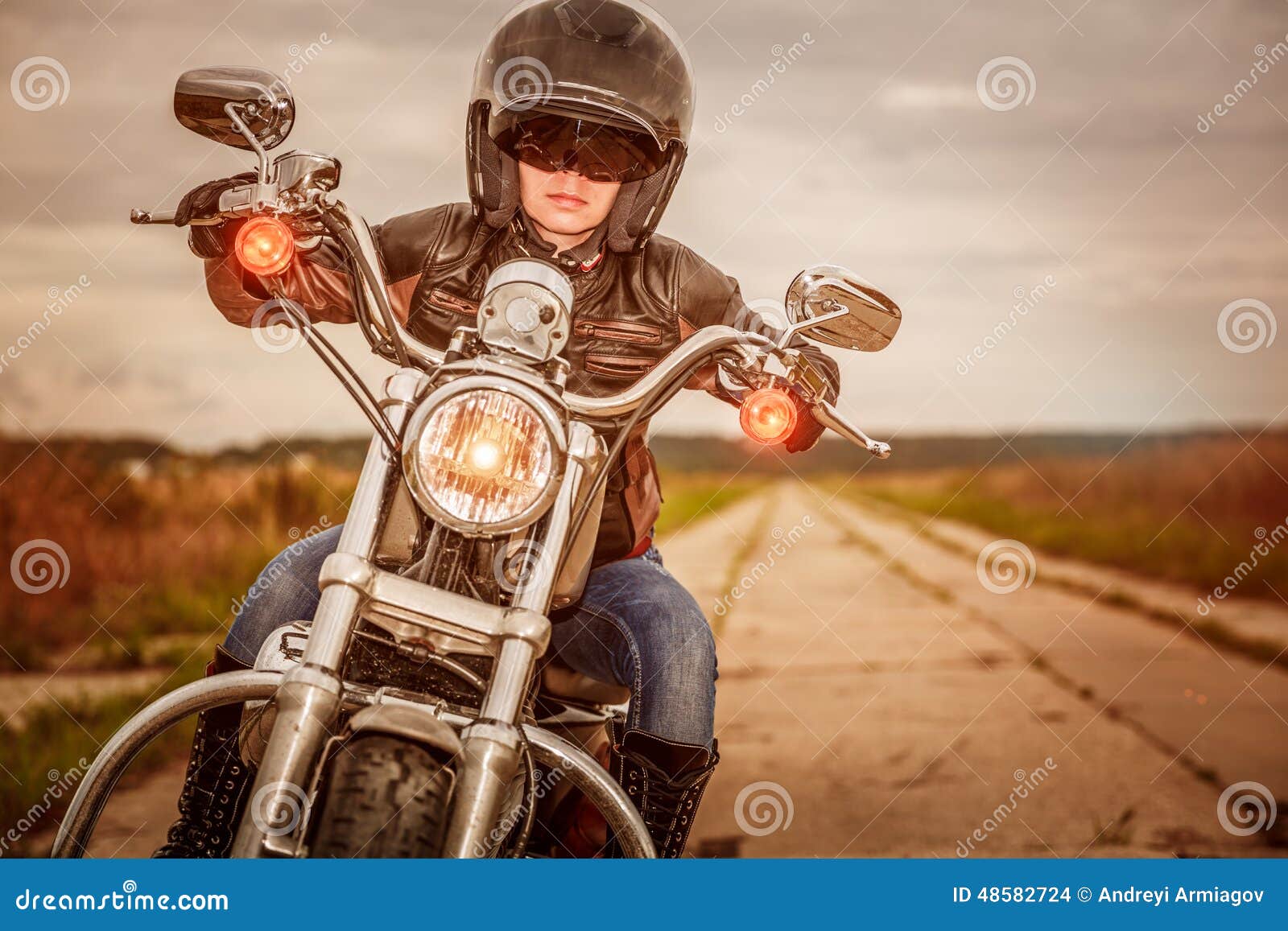 Fille De Cycliste Sur Une Moto Photo Stock Image Du Lumière Cycliste