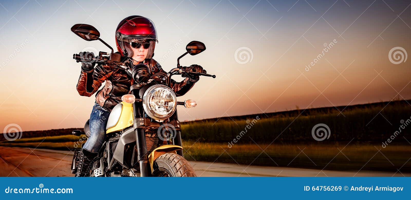 Fille De Cycliste Sur Une Moto Image Stock Image Du Cuir Aventure