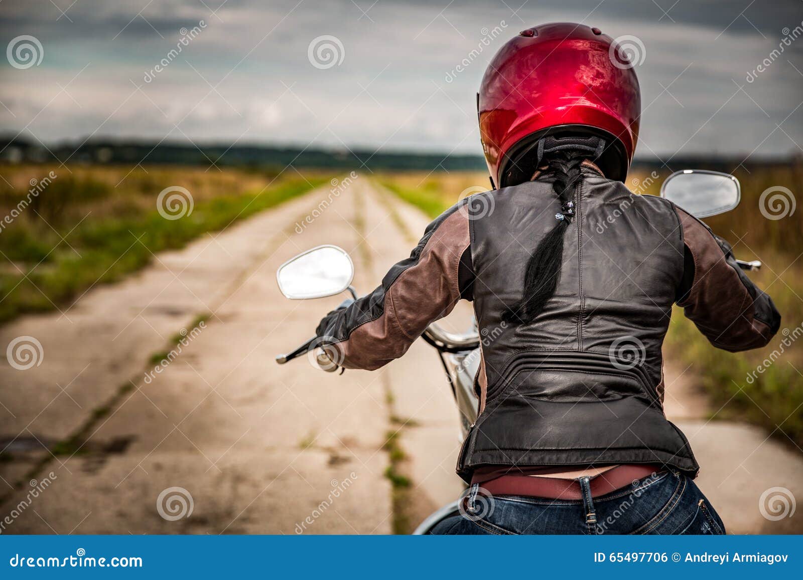 Fille De Cycliste Sur Une Moto Photo Stock Image Du Gens Dame 65497706