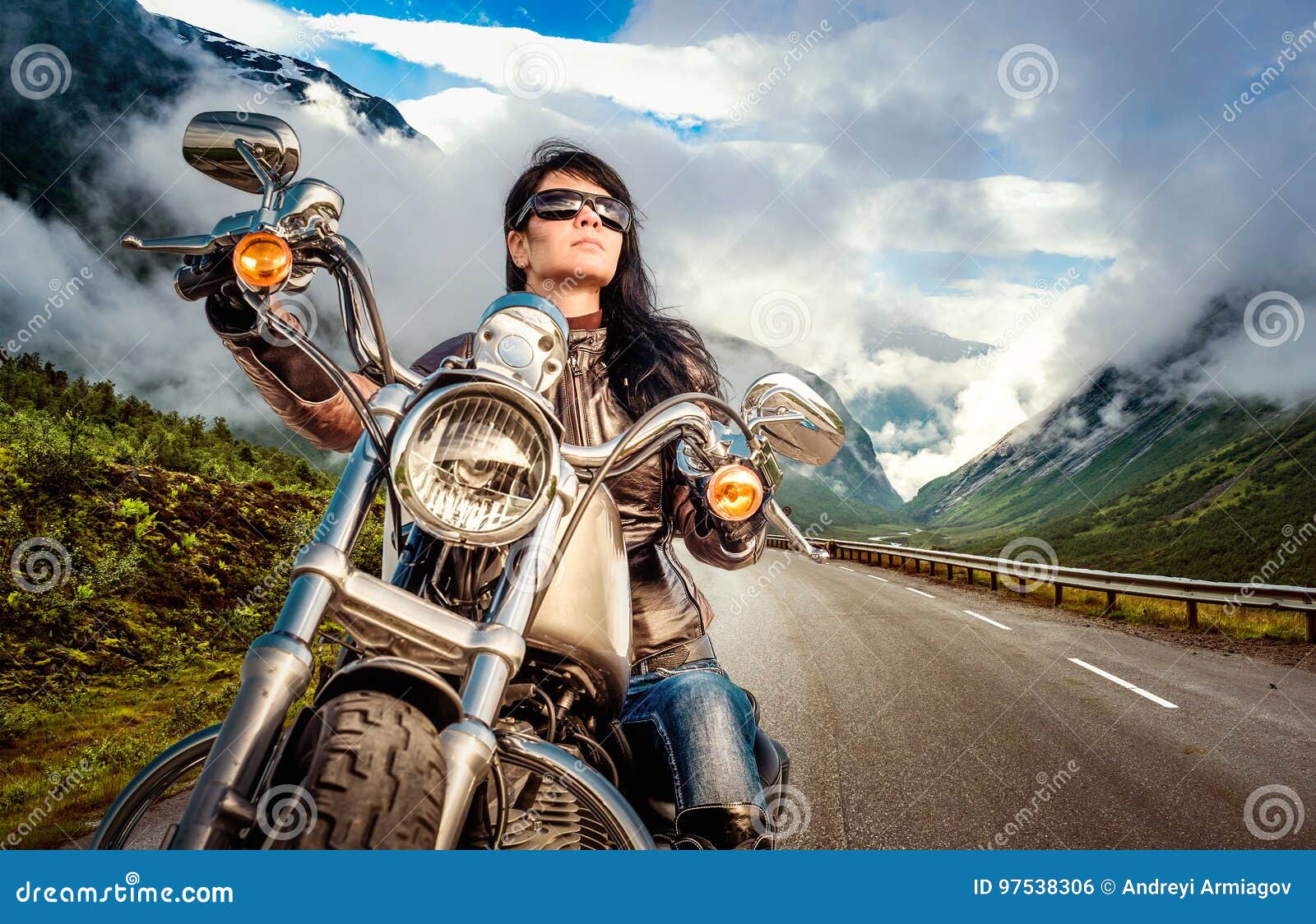 Fille De Cycliste Sur Une Moto Photo Stock Image Du Vélo Automne