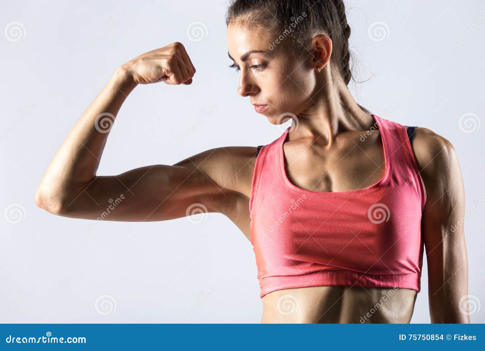 Fille De Forme Physique Montrant Des Muscles De Biceps Photo stock ...