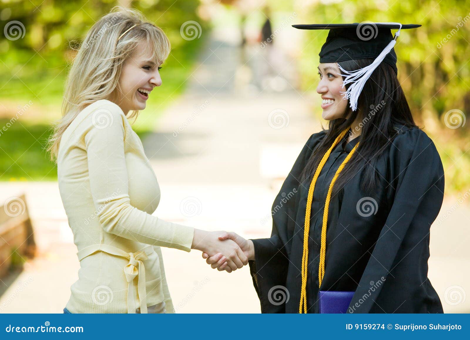 Fille de graduation photo stock. Image du célibataires - 9159274