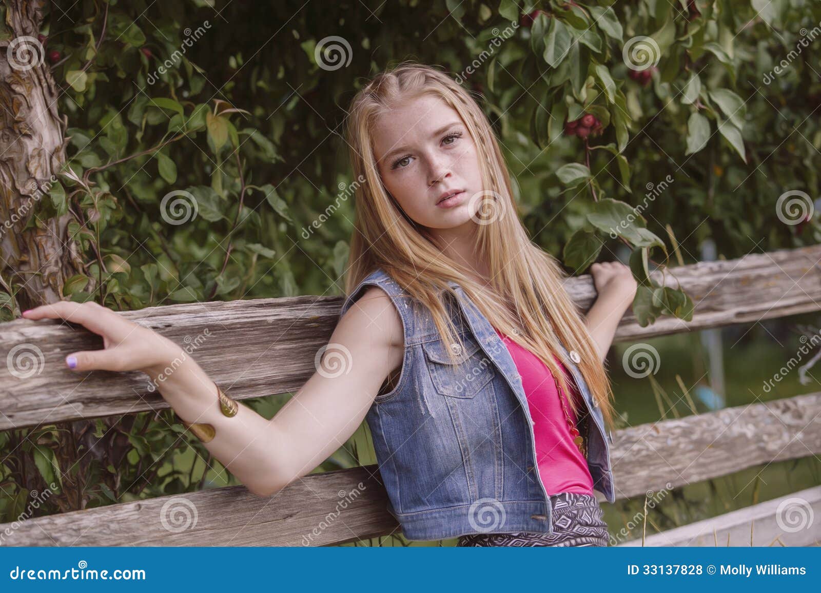 Fille De Ladolescence Photo Stock Image Du Approprié 33137828