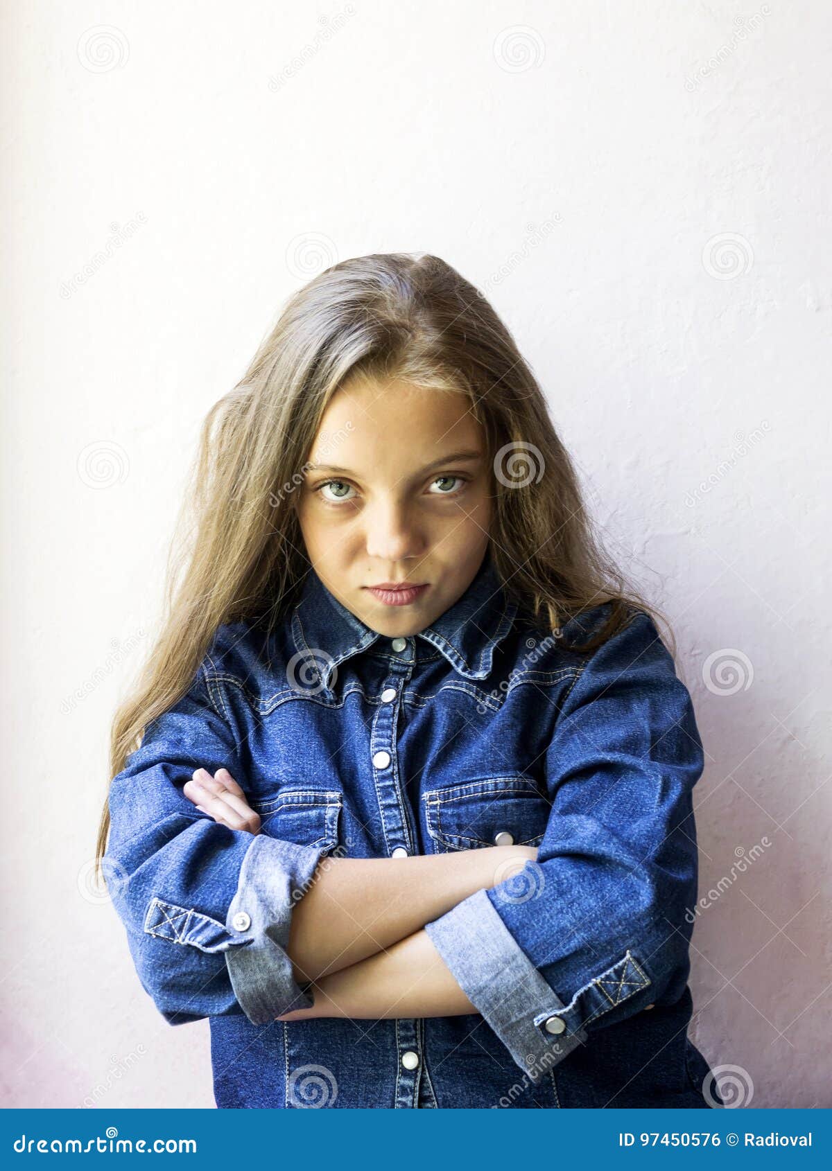 Fille De Ladolescence Blonde Mignonne Avec Un Regard Adroit Photo