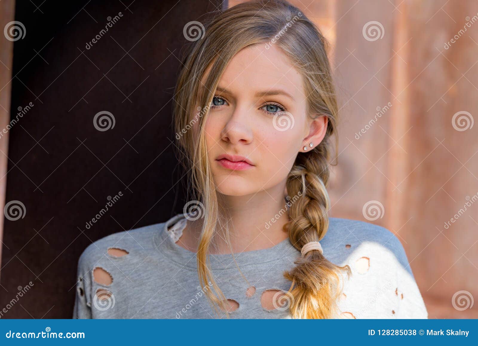 Fille De Ladolescence Blonde Posant Dehors En Bref Photo Stock Image