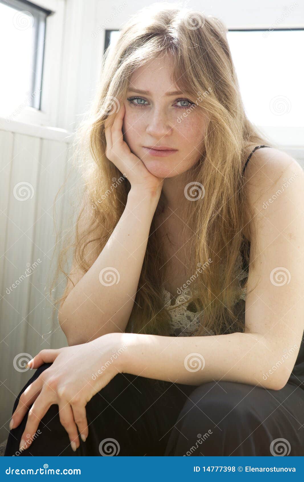 Fille De Ladolescence Sérieuse De Verticale Photo Stock Image Du