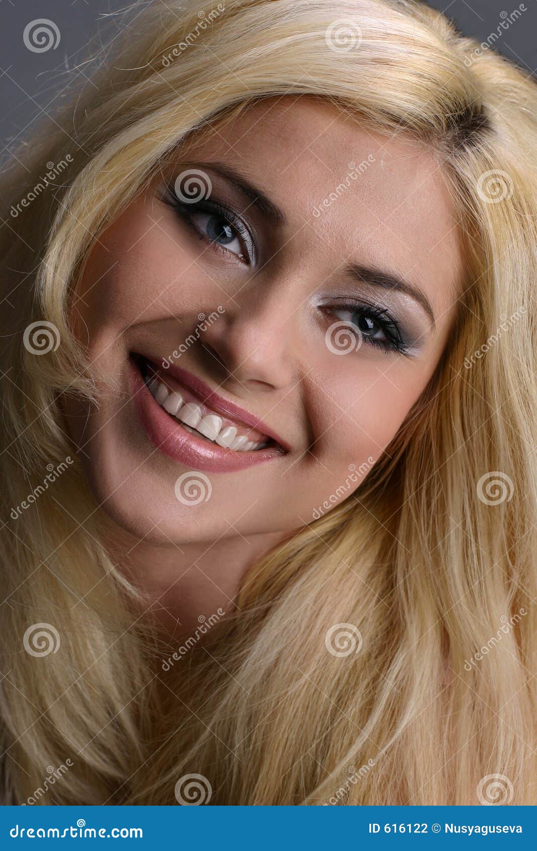 Fille De Regard Douce Blonde Photo stock - Image du femme, beau: 616122