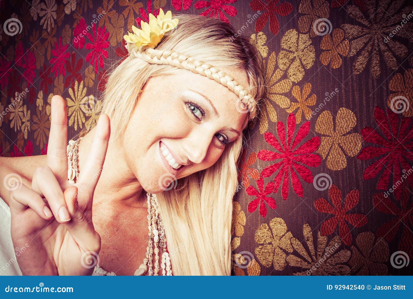 Fille de signe de paix photo stock. Image du attrayant - 92942540