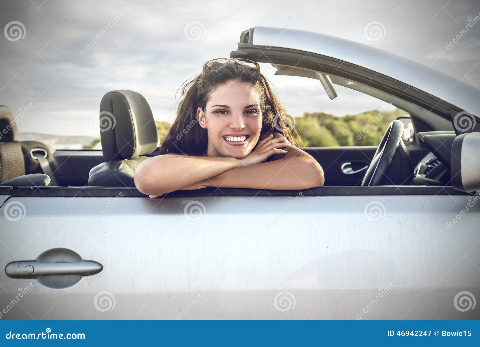 Fille De Sourire S'asseyant Dans Une Voiture Image stock - Image du ... Fille De Sourire S'asseyant Dans Une Voiture Image stock - Image du ...