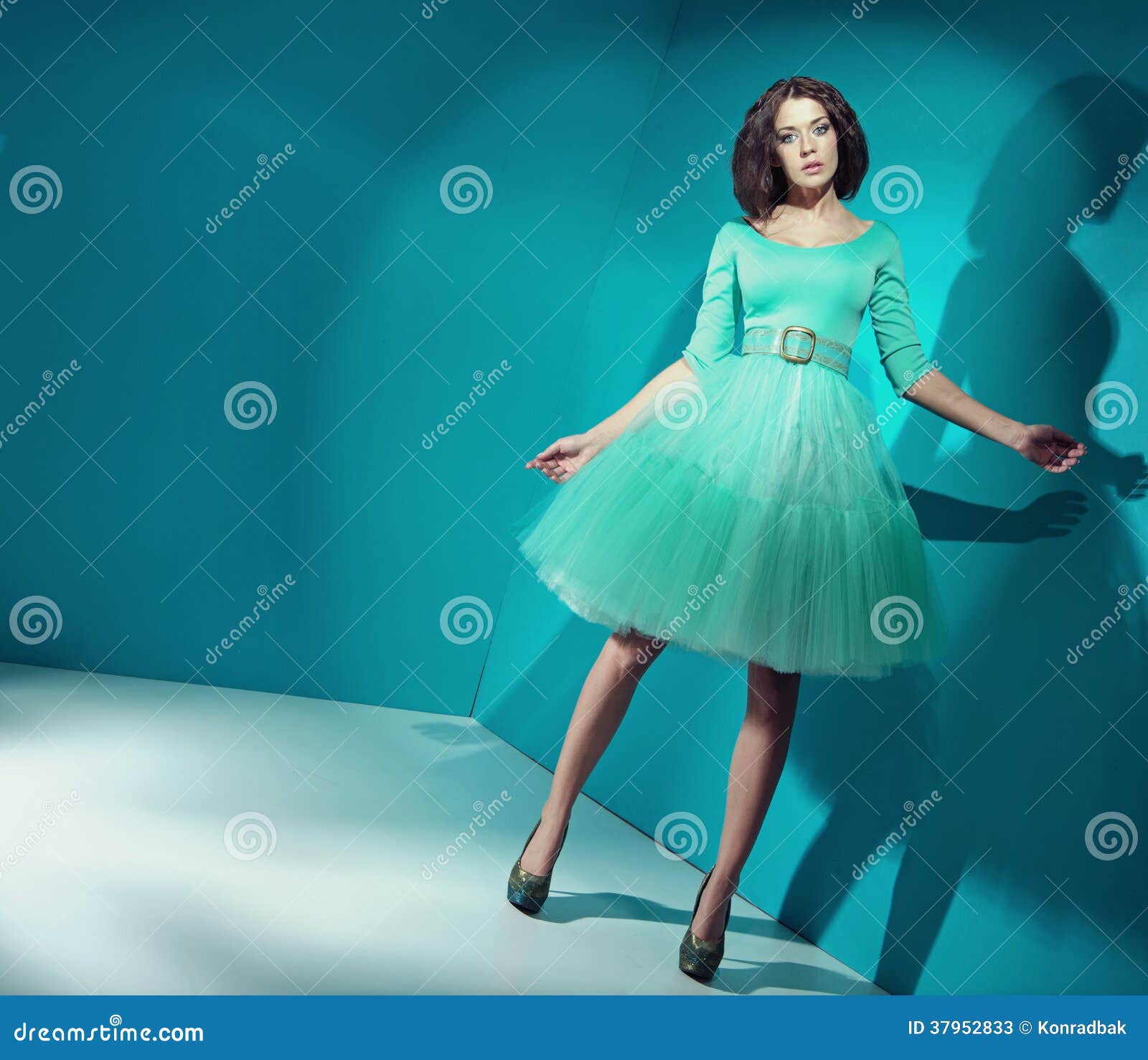 Fille De Sucrerie Portant La Robe Vert Clair Image Stock Image Du