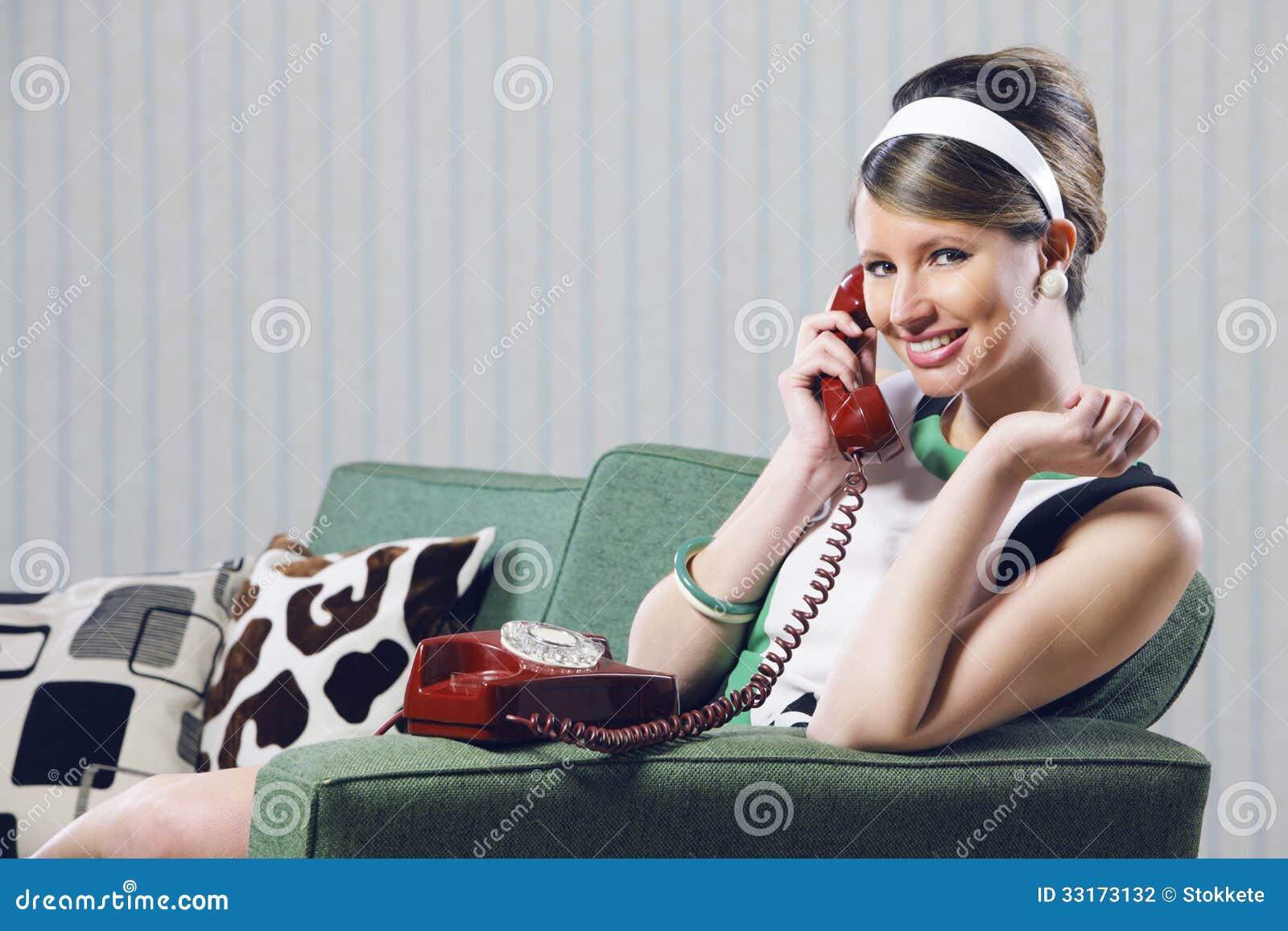 Fille de vintage photo stock. Image du téléphone, vieux - 33173132