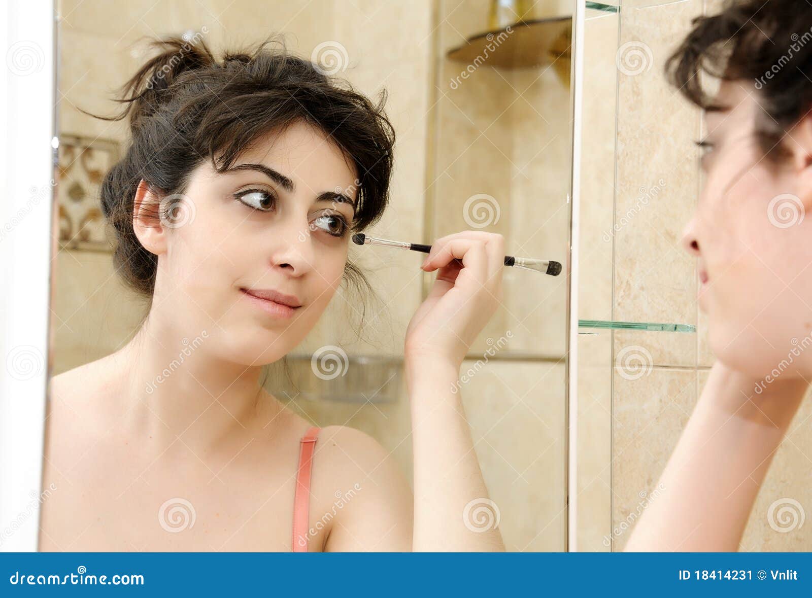 Fille Devant Le Miroir De Salle De Bains Image Stock Image Du
