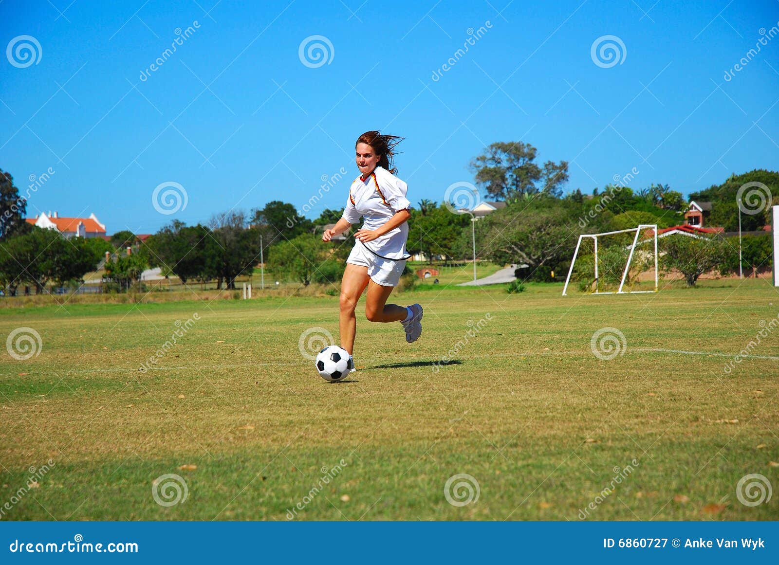 Fille du football image stock. Image du concentré, physique - 6860727