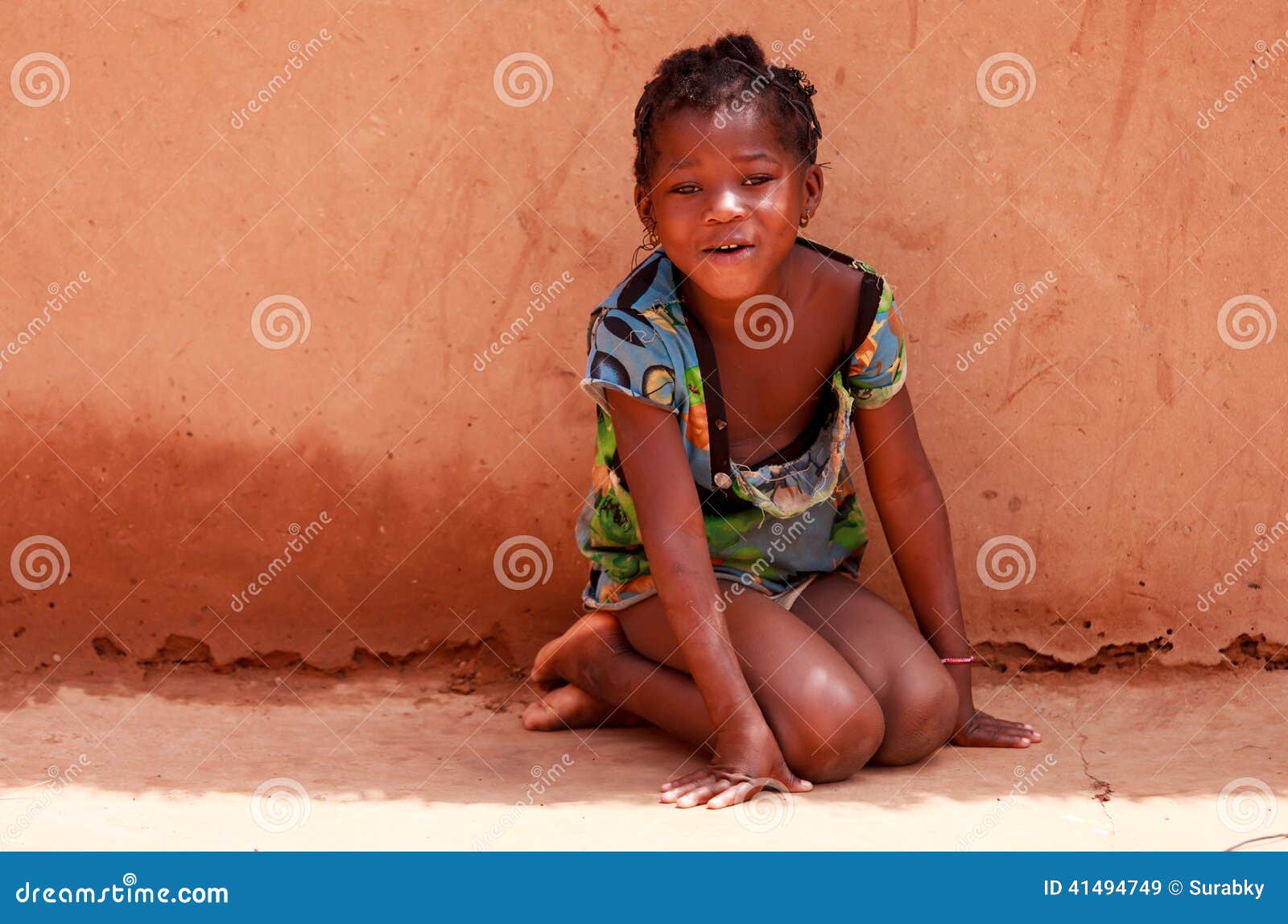 Fille Du Ghana Avec Le Visage De Sourire Image stock éditorial - Image ...