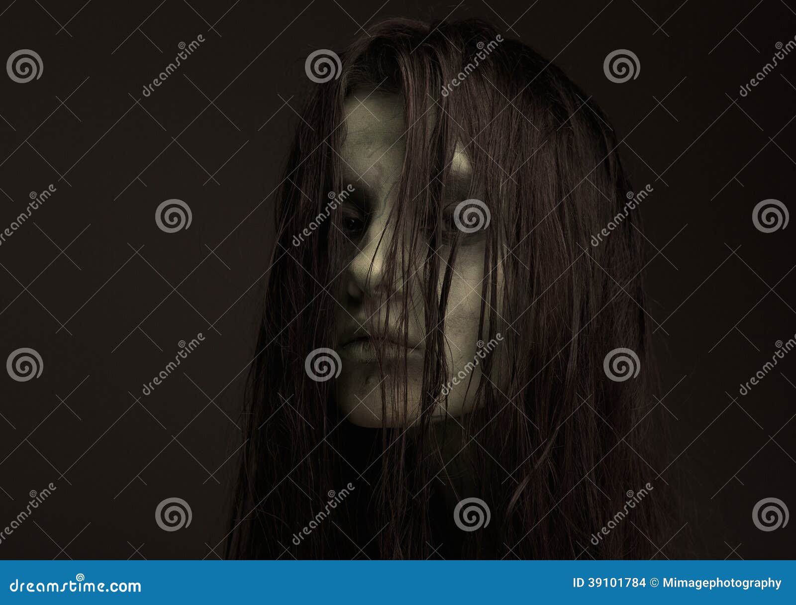 Fille effrayante photo stock. Image du crainte, noir - 39101784