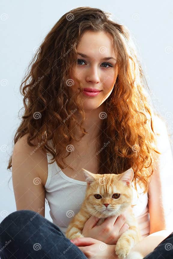 Fille et chat image stock. Image of humain, chaton, roux - 13213463