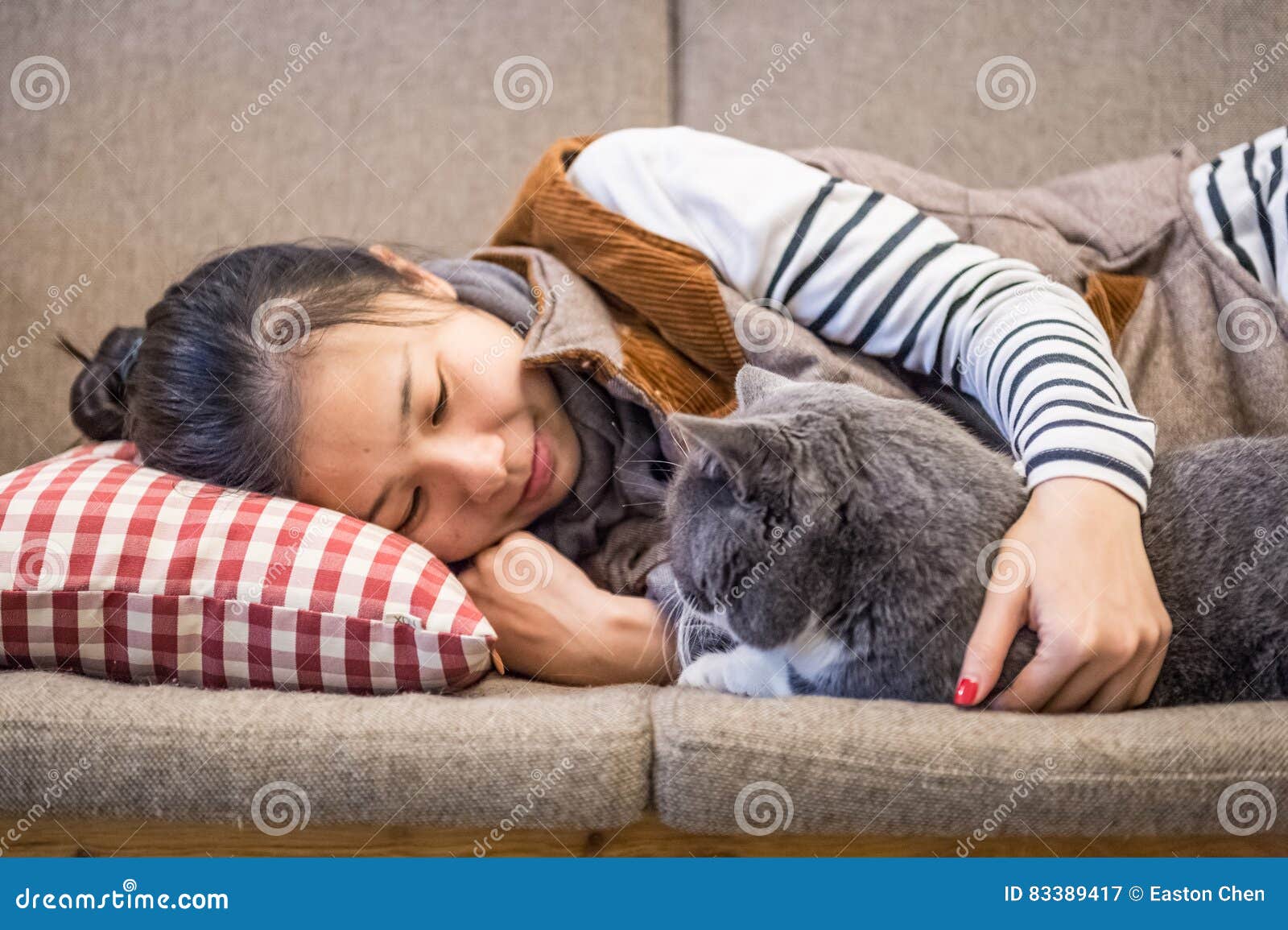 Fille Et Chat Dormant Sur Le Divan Image stock - Image du reste, canapé ...