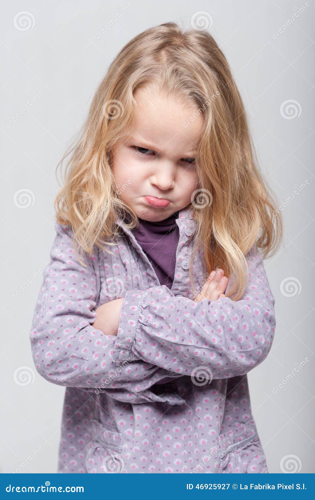 Fille fâchée image stock. Image du enfant, verticale - 46925927