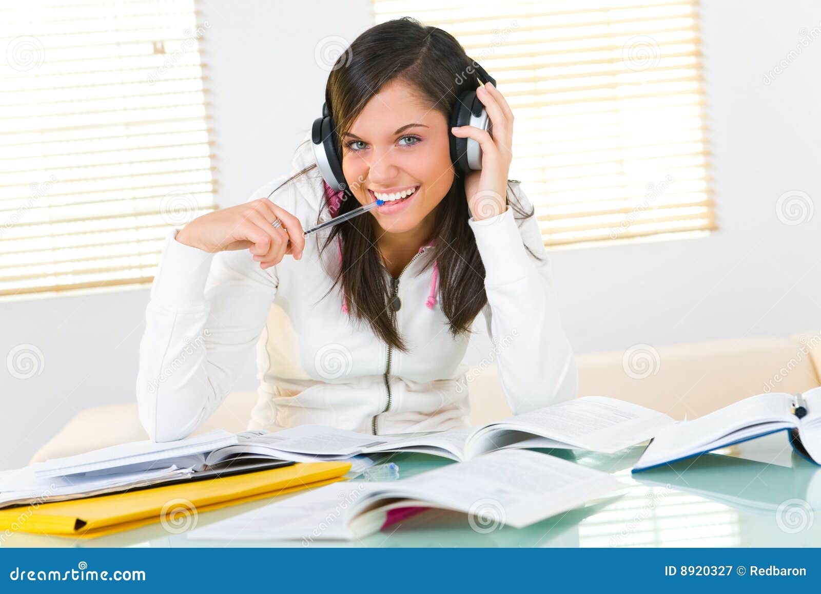 Fille faisant le travail image stock. Image du caucasien - 8920327