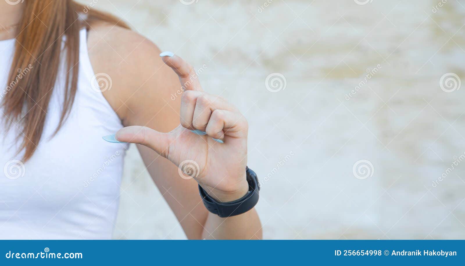 Fille Faisant Petit Signe Avec Les Doigts Photo stock - Image of ...