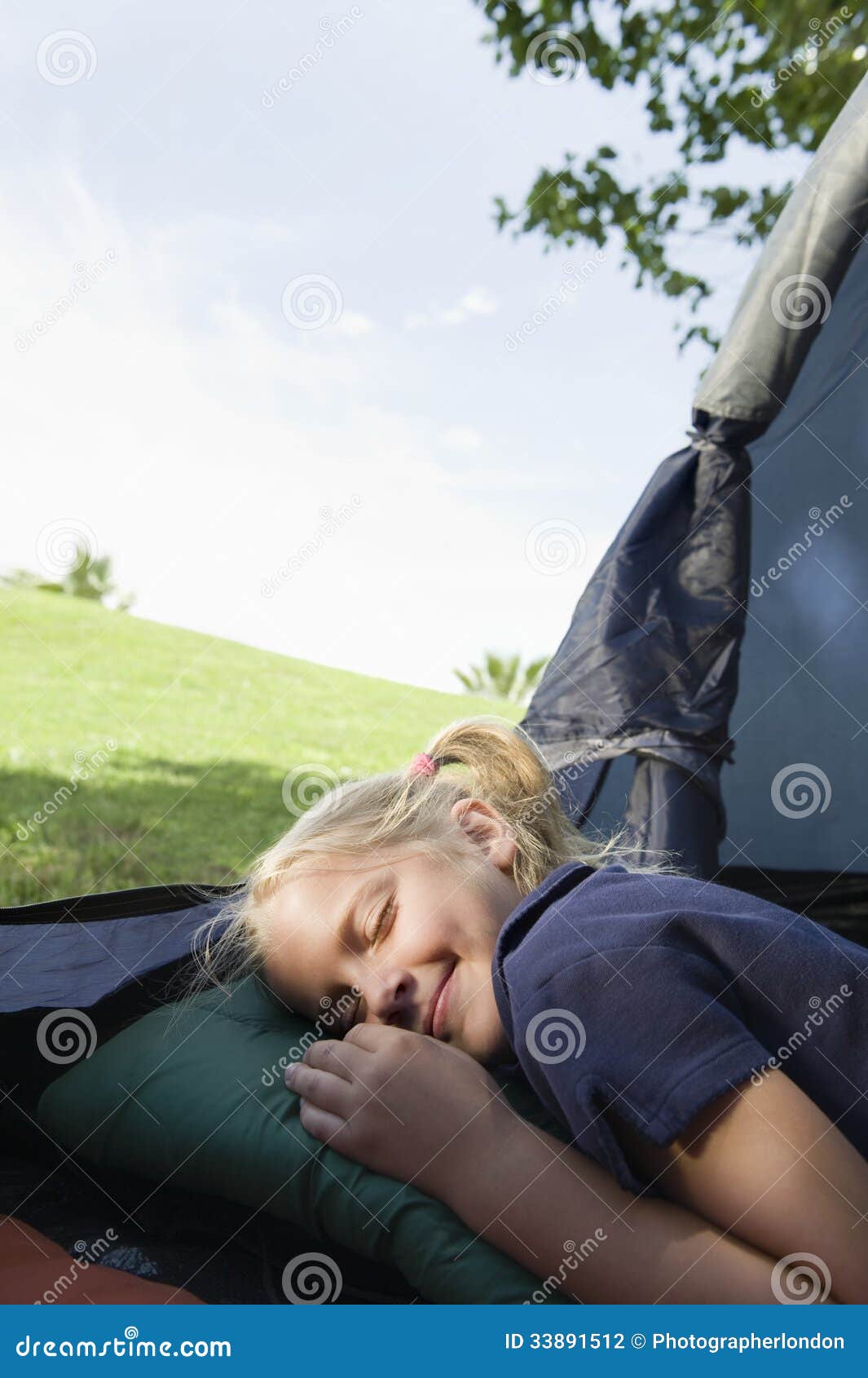 Fille Feignant Pour Dormir Dans La Tente Photo stock - Image du fermer ...
