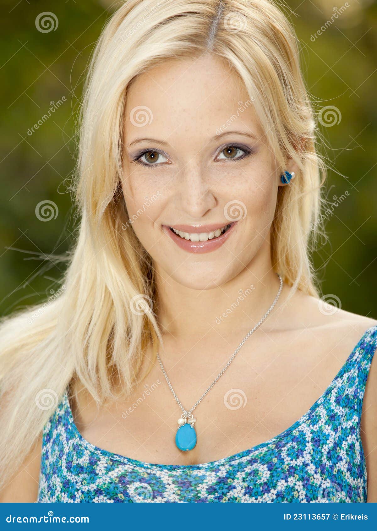 Fille heureuse image stock. Image du expressif, nature - 23113657