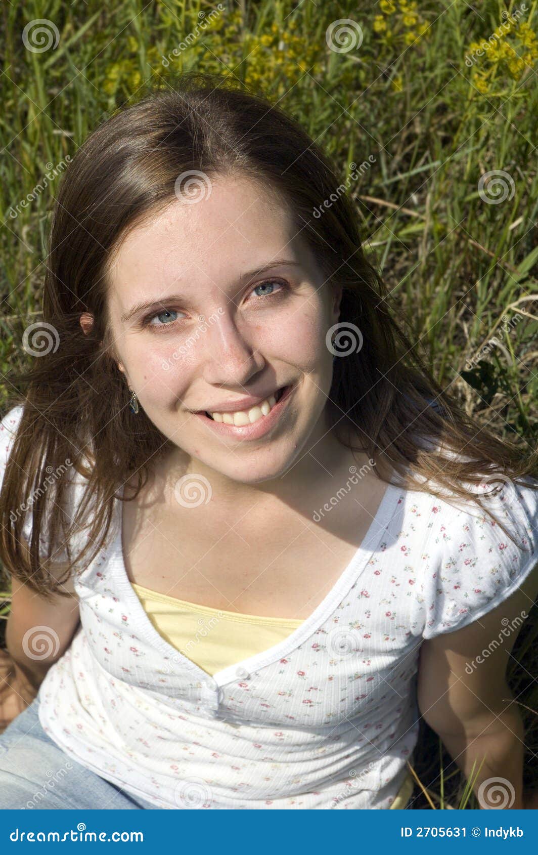 Fille heureuse image stock. Image du modèle, caucasien - 2705631