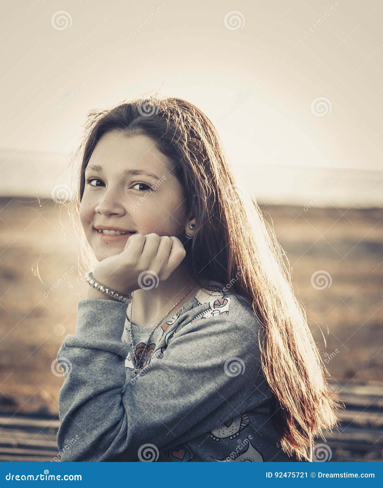 Fille heureuse 2017 image stock. Image du été, nature - 92475721