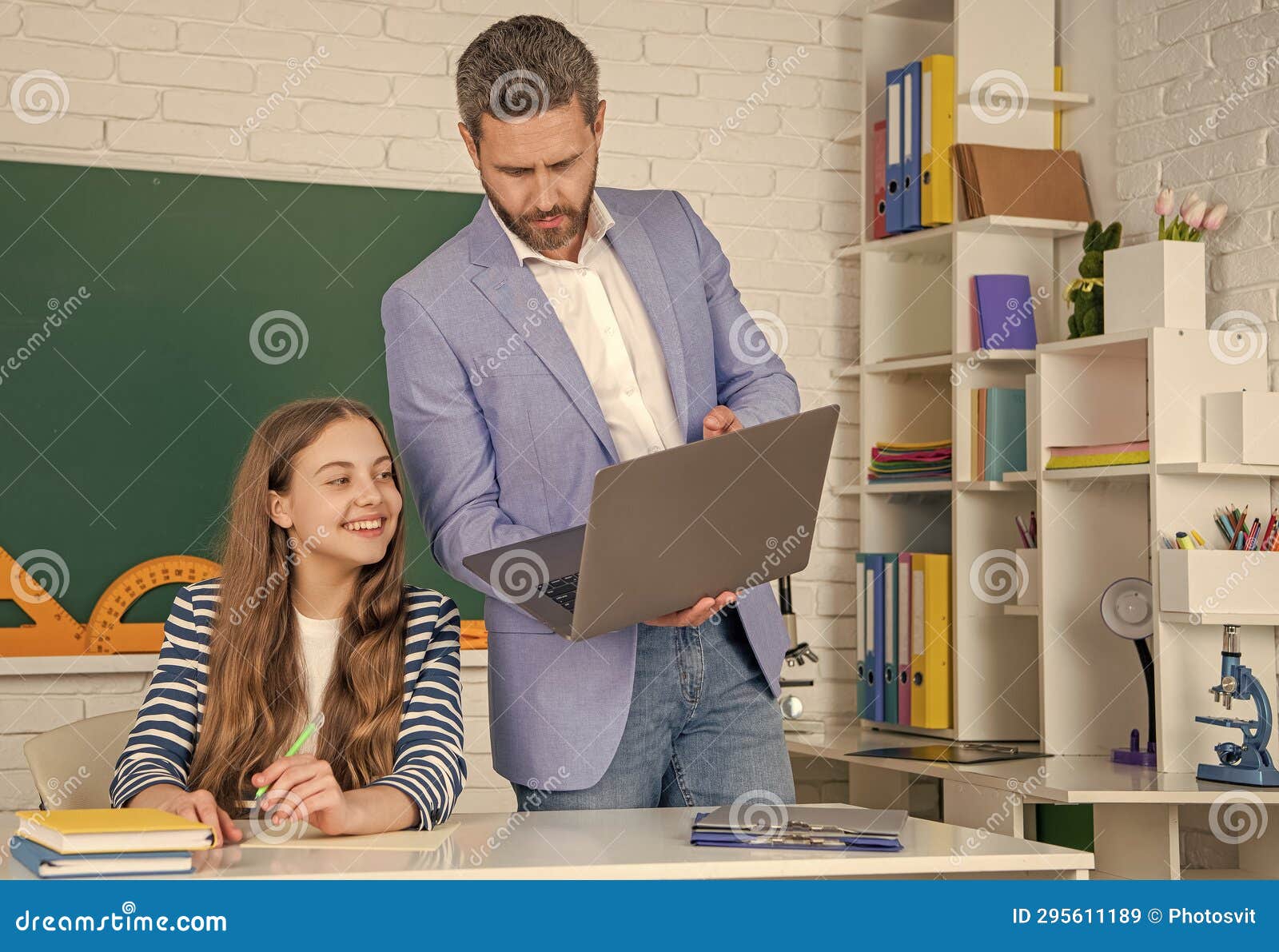 Fille Heureuse Avec Enseignant En Classe Utiliser Ordinateur Portable ...