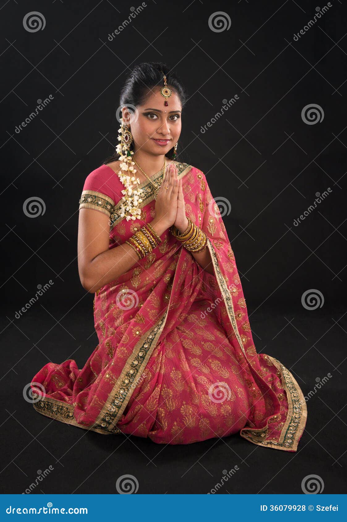 Fille Indienne Dans Une Pose De Salutation Photo stock - Image du ...