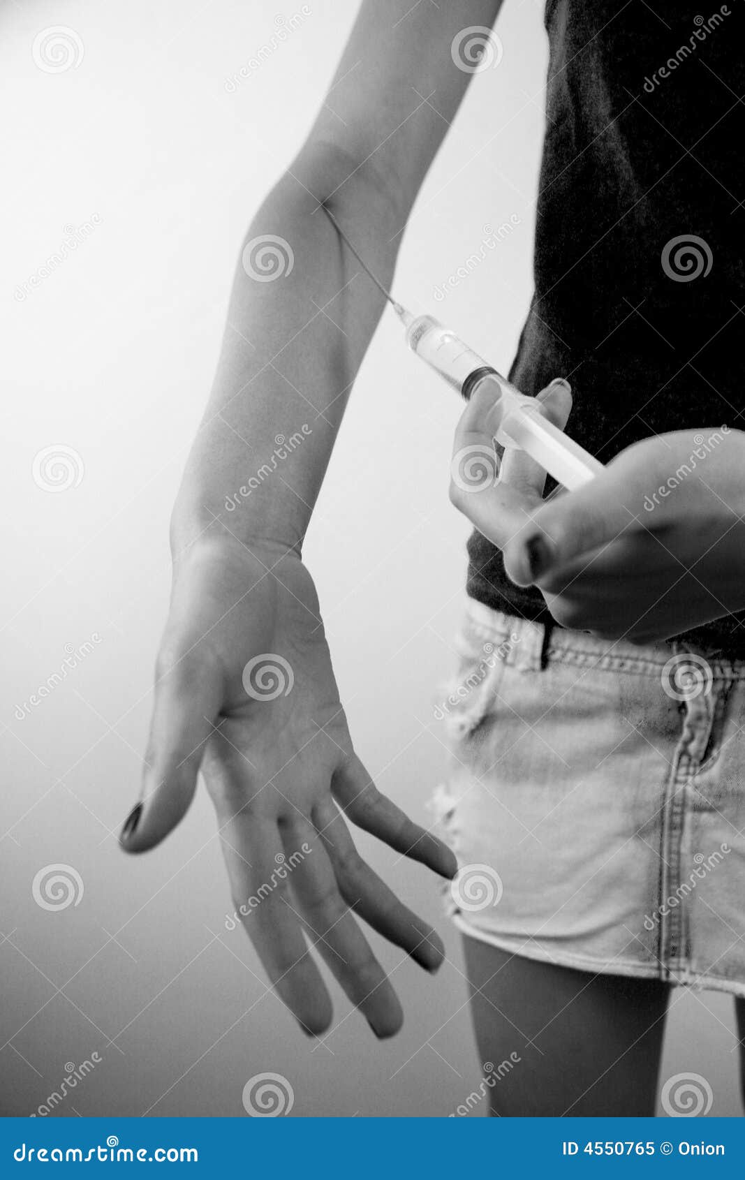 Fille Injectant Des Drogues Image stock - Image du mordu, drogues: 4550765