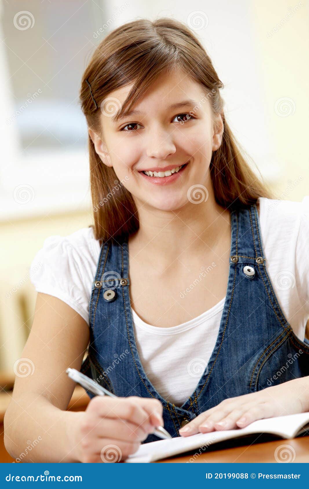 Fille intelligente photo stock. Image du lifestyle, universitaire ...