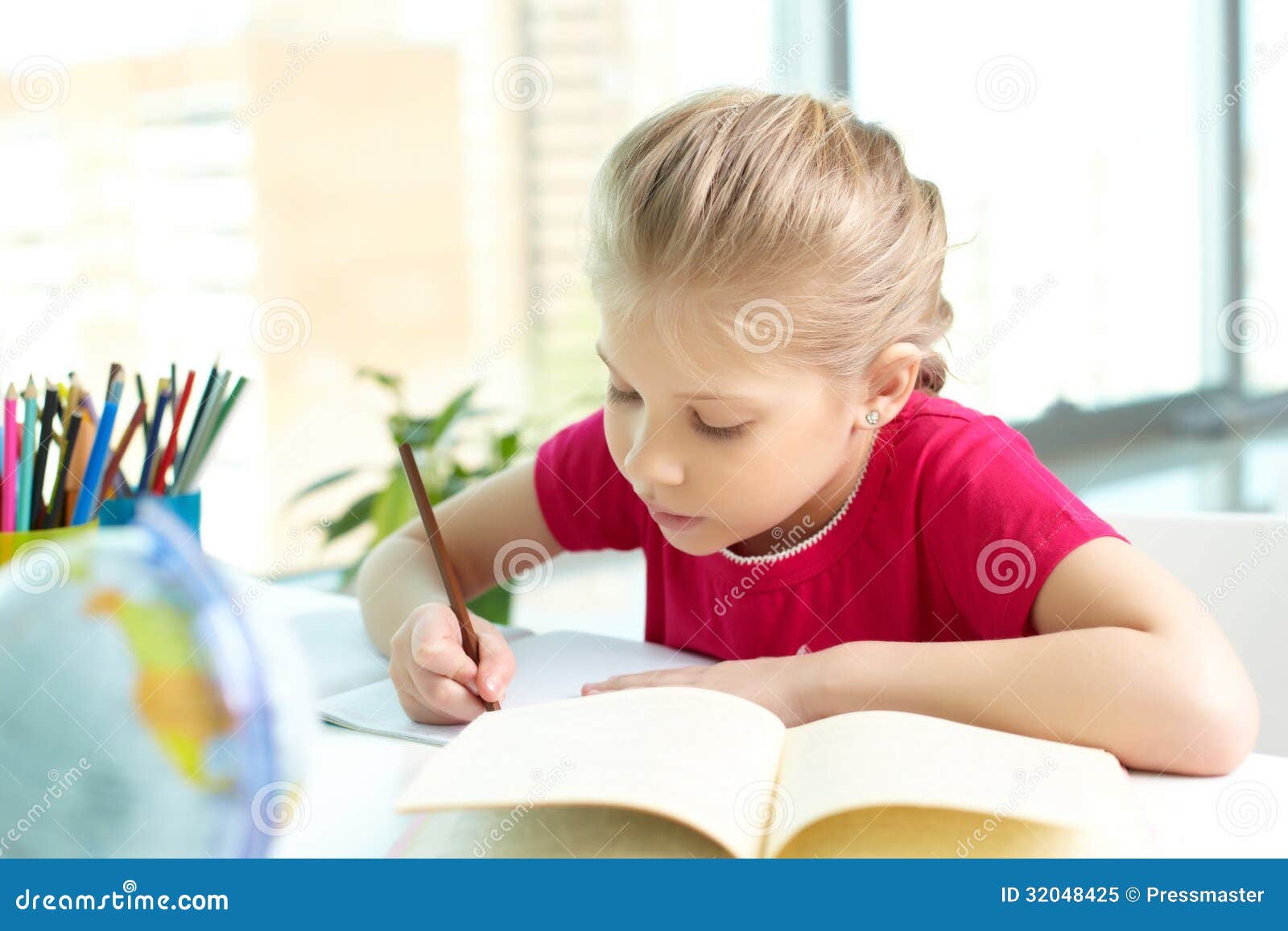 Fille intelligente image stock. Image du adorable, remarque - 32048425