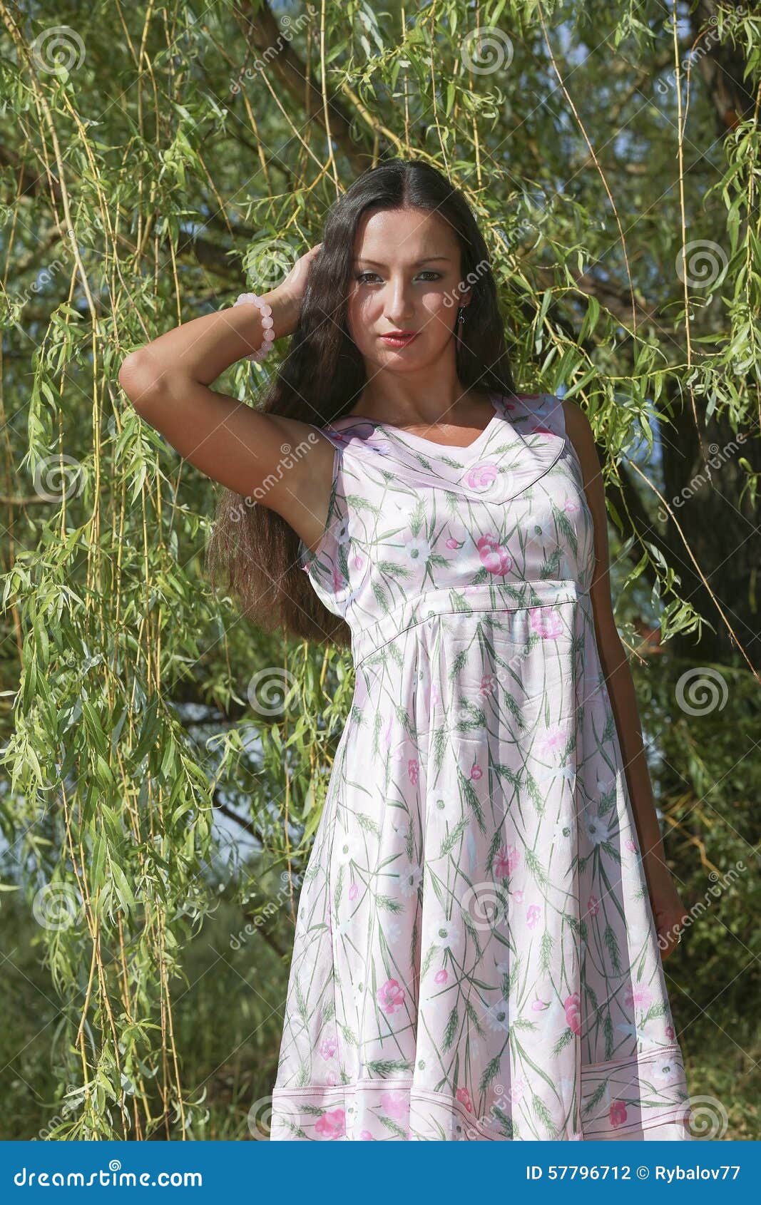 Fille intelligente photo stock. Image du modèle, tony - 57796712