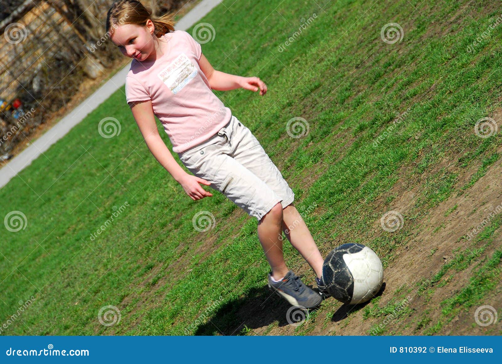 Fille jouant au football photo stock. Image du filles, défendez - 810392