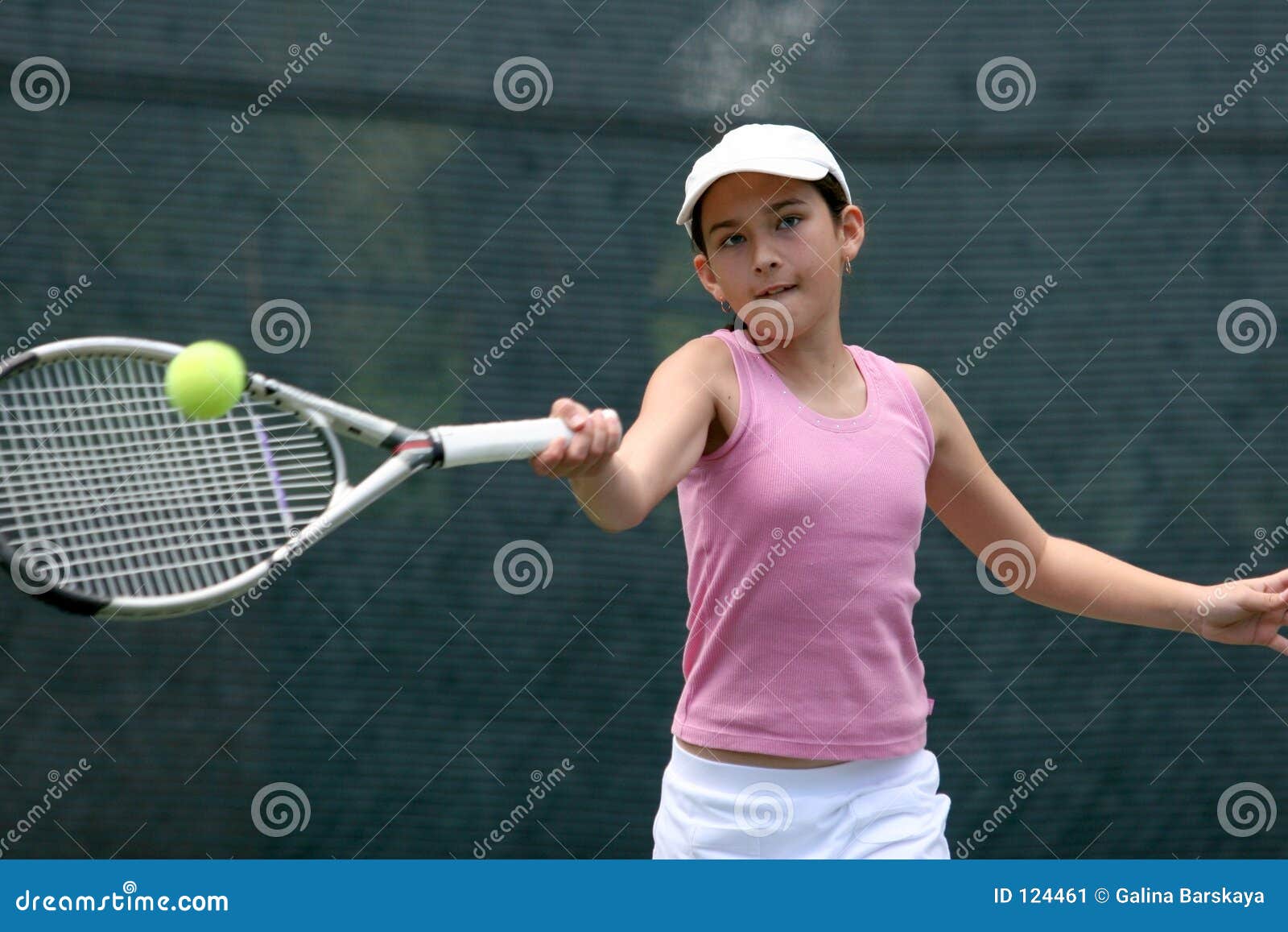 Fille jouant au tennis image stock. Image du amusement - 124461