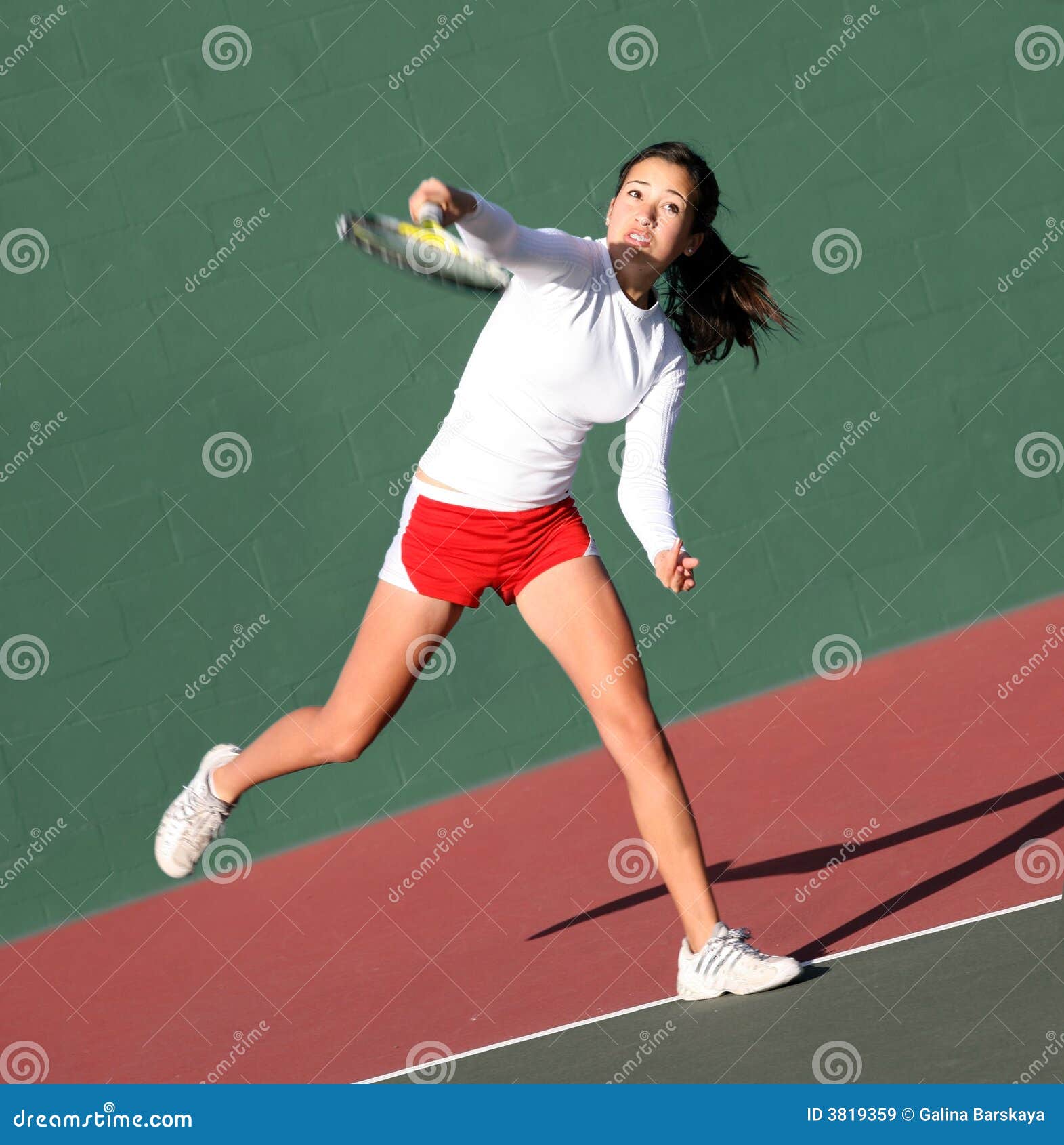 Fille jouant au tennis image stock. Image du gens, activité - 3819359
