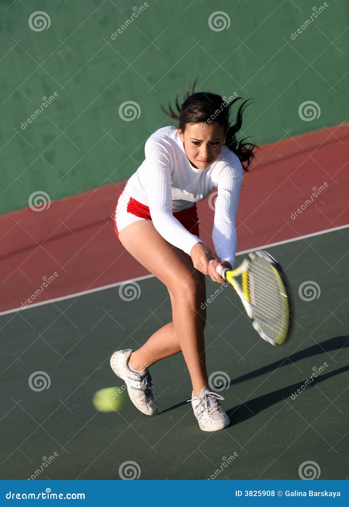Fille jouant au tennis photo stock. Image du mouvement - 3825908