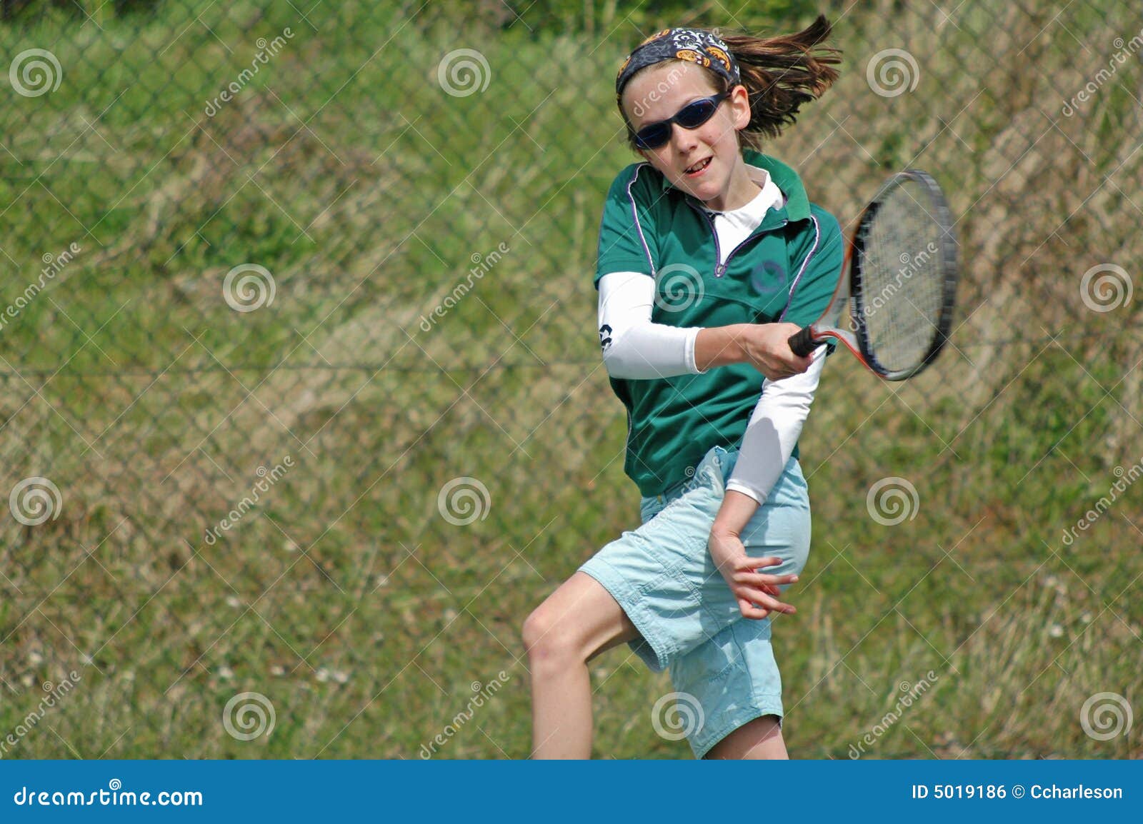 Fille jouant au tennis photo stock. Image du stationnement - 5019186