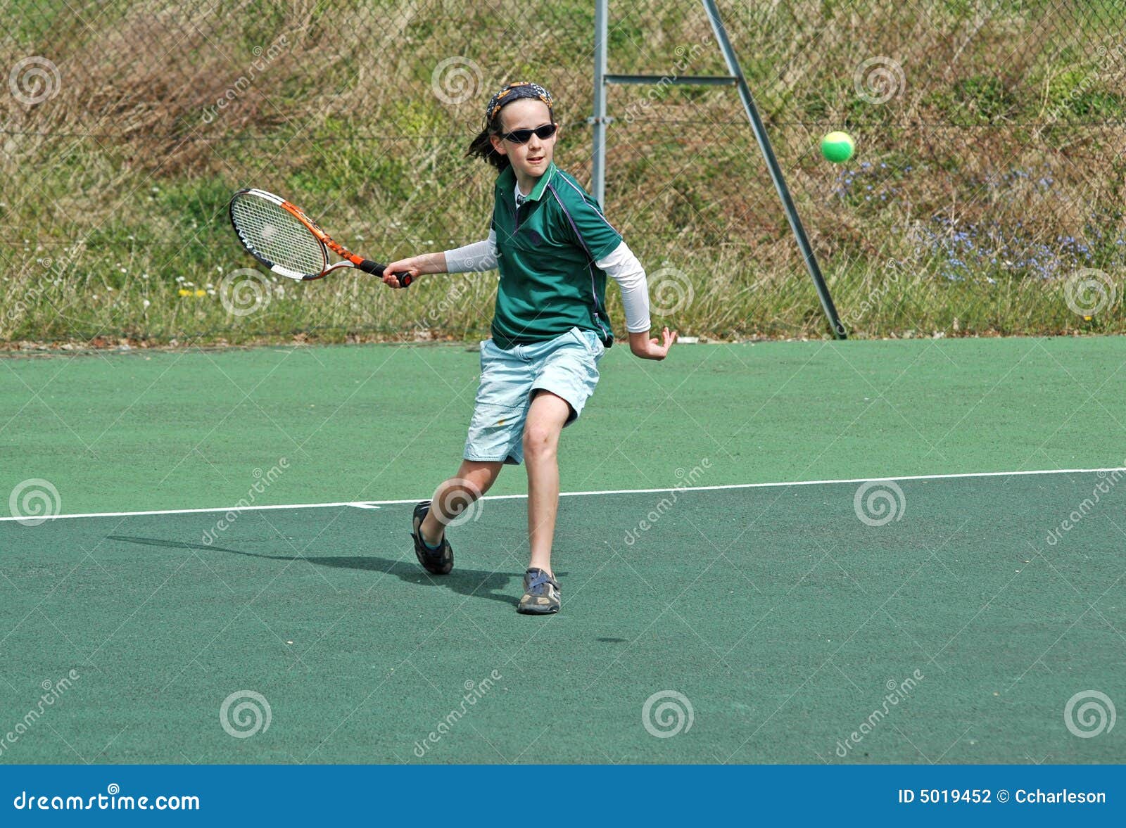 Fille jouant au tennis photo stock. Image du persévérance - 5019452