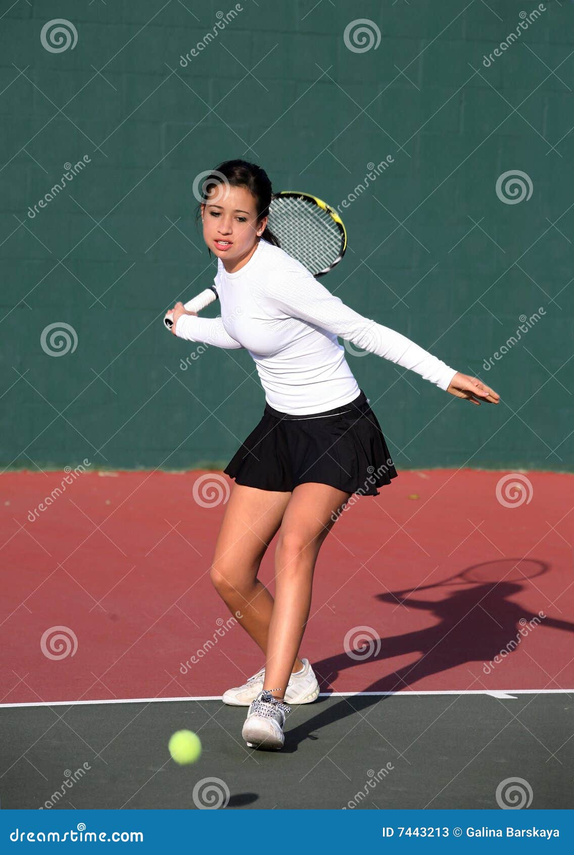 Fille jouant au tennis image stock. Image du mouvement - 7443213