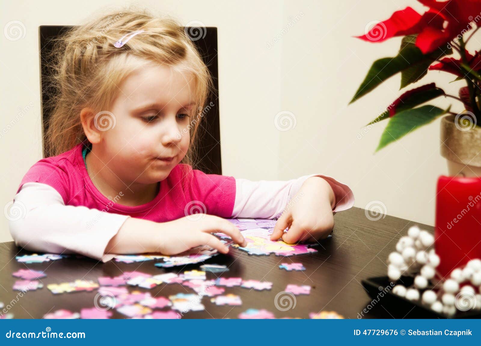 Fille Jouant Avec Le Puzzle Denteux Photo stock - Image du arrangement ...