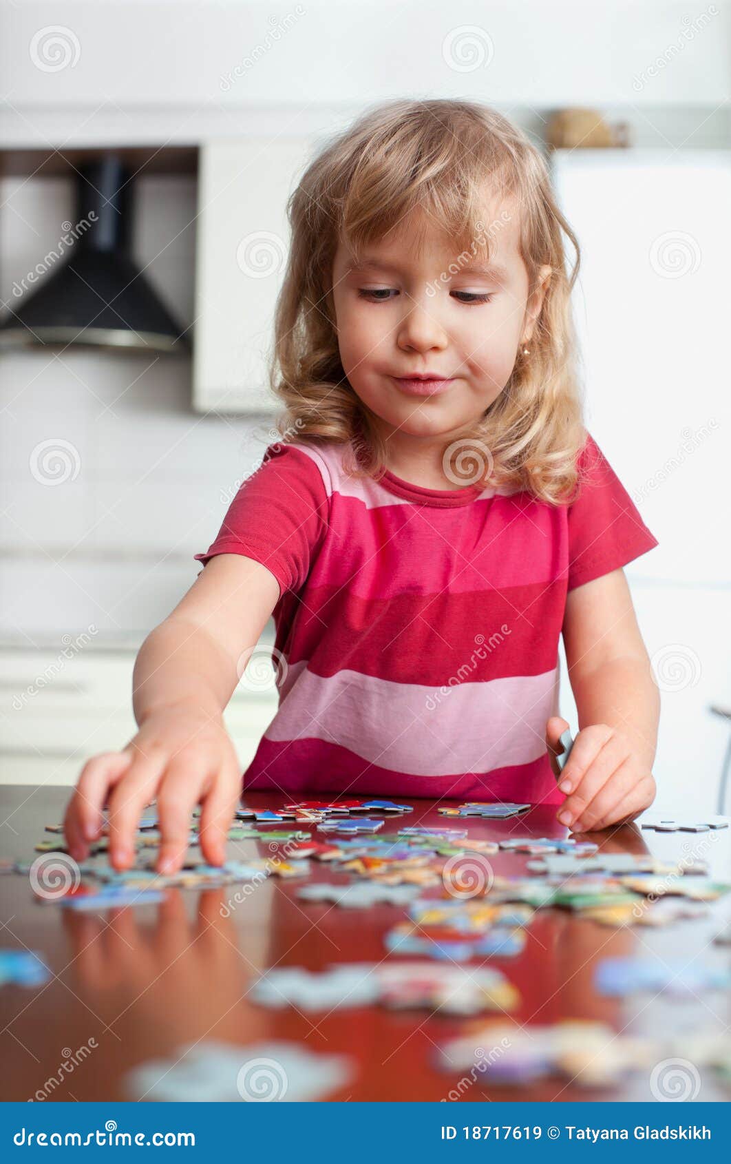 Fille, jouant des puzzles image stock. Image du faire - 18717619