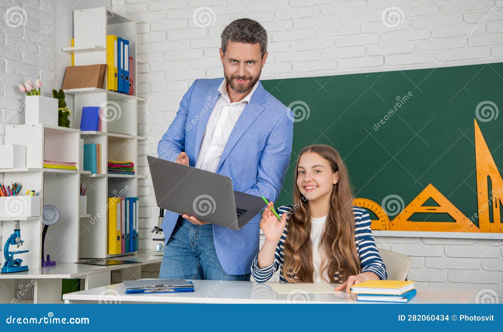 Fille Joyeuse Avec Enseignant En Classe Utiliser Ordinateur Portable ...